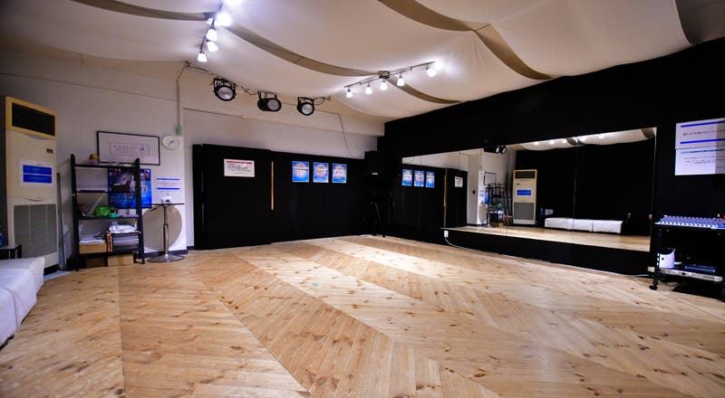 天神駅より徒歩4分の好立地。音響設備、鏡、プロジェクターあり。落ち着いたプライベート空間で多目的なご使用が可能。