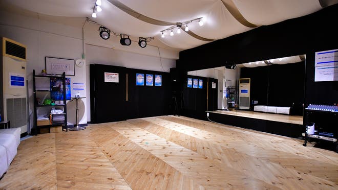 天神駅より徒歩4分の好立地。音響設備、鏡、プロジェクターあり。落ち着いたプライベート空間で多目的なご使用が可能。の写真1