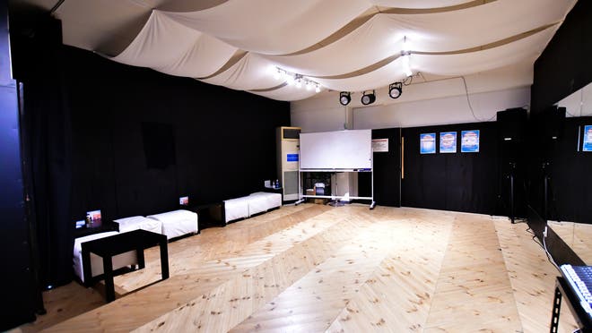 天神駅より徒歩4分の好立地。音響設備、鏡、プロジェクターあり。落ち着いたプライベート空間で多目的なご使用が可能。の写真2