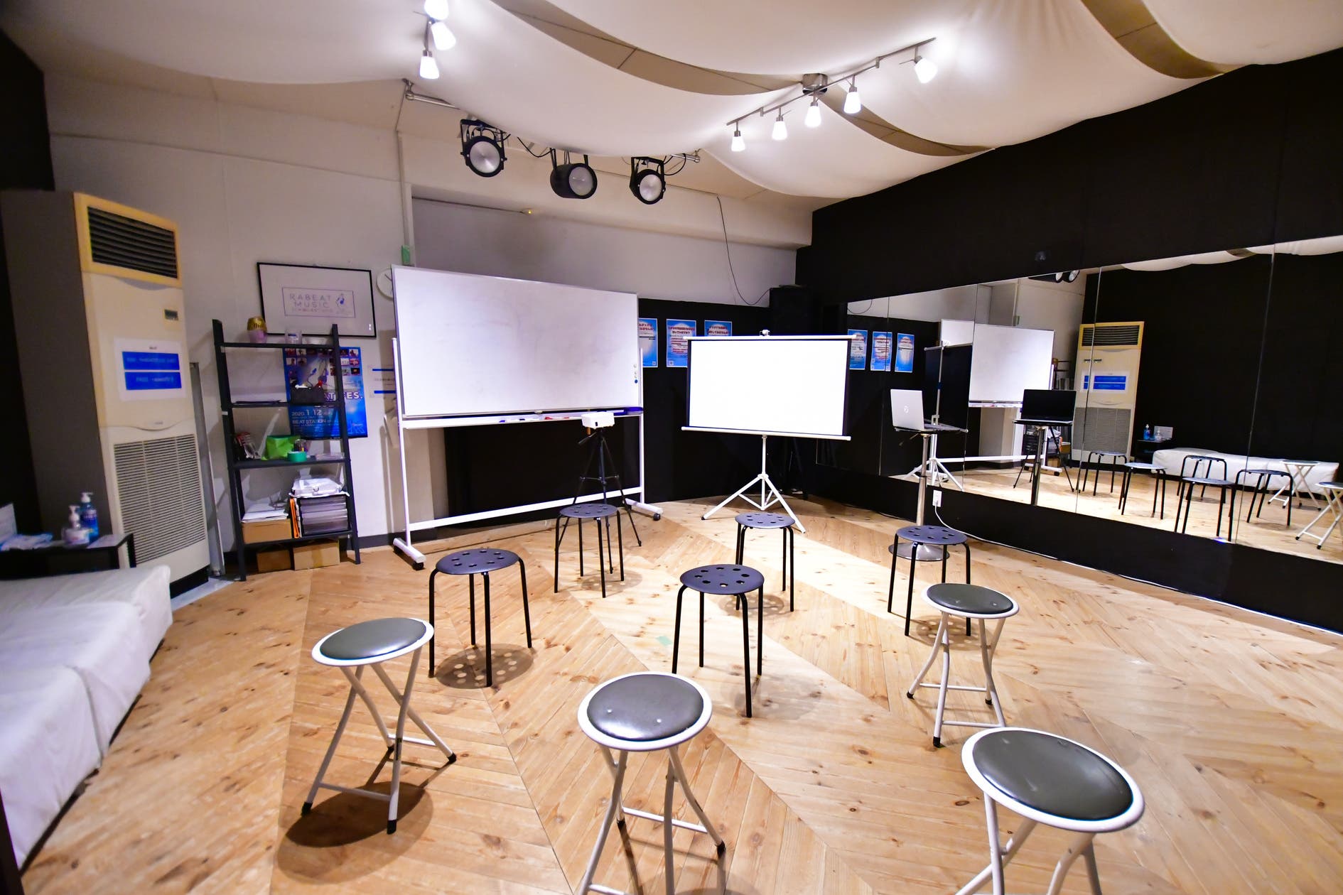 天神駅より徒歩4分の好立地。音響設備、鏡、プロジェクターあり。落ち着いたプライベート空間で多目的なご使用が可能。の写真6