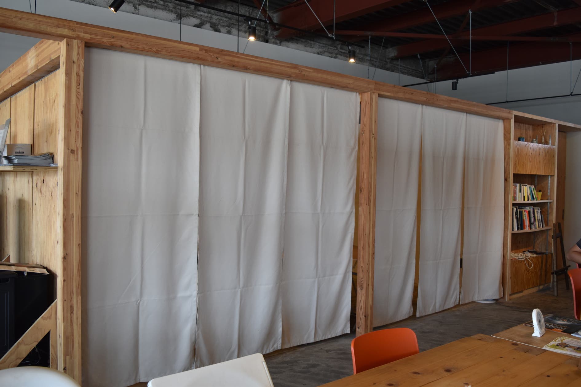 通路との間仕切りカーテン（設置まで）の画像1