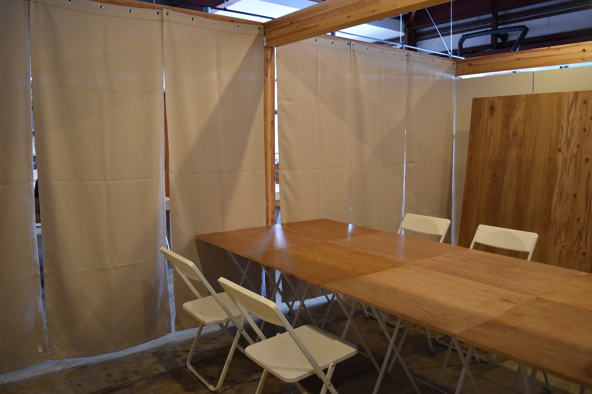 通路との間仕切りカーテン（設置まで）の画像2