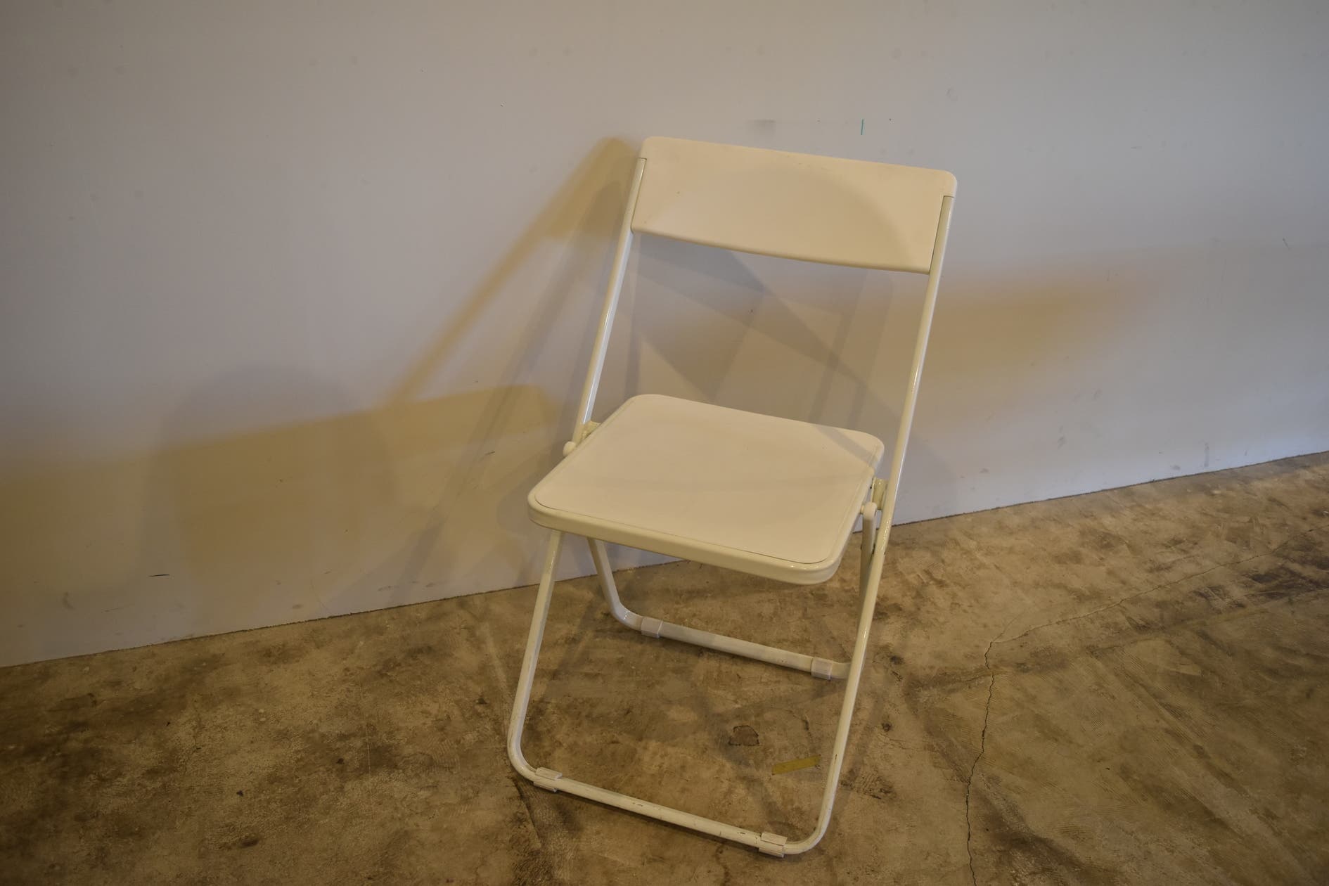 折りたたみ椅⼦の画像1