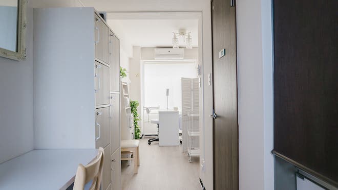 【横浜駅徒歩3分】ネイル専用レンタルサロン「モンレーブ Eブース」卓上ライト・LED & UVライト完備!(貸切ではありません)の写真3