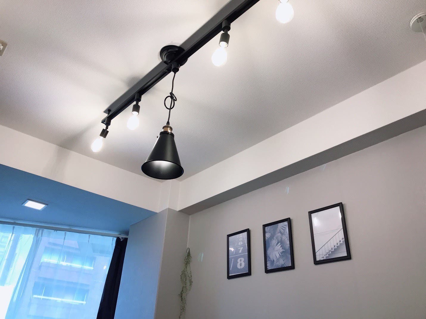 新宿駅D5出口すぐ🎄クリスマス仕様🎄👞土足OK・打合せ・撮影・大型テレビ50型（Fire tv付）・ソファーのあるスペースの写真9