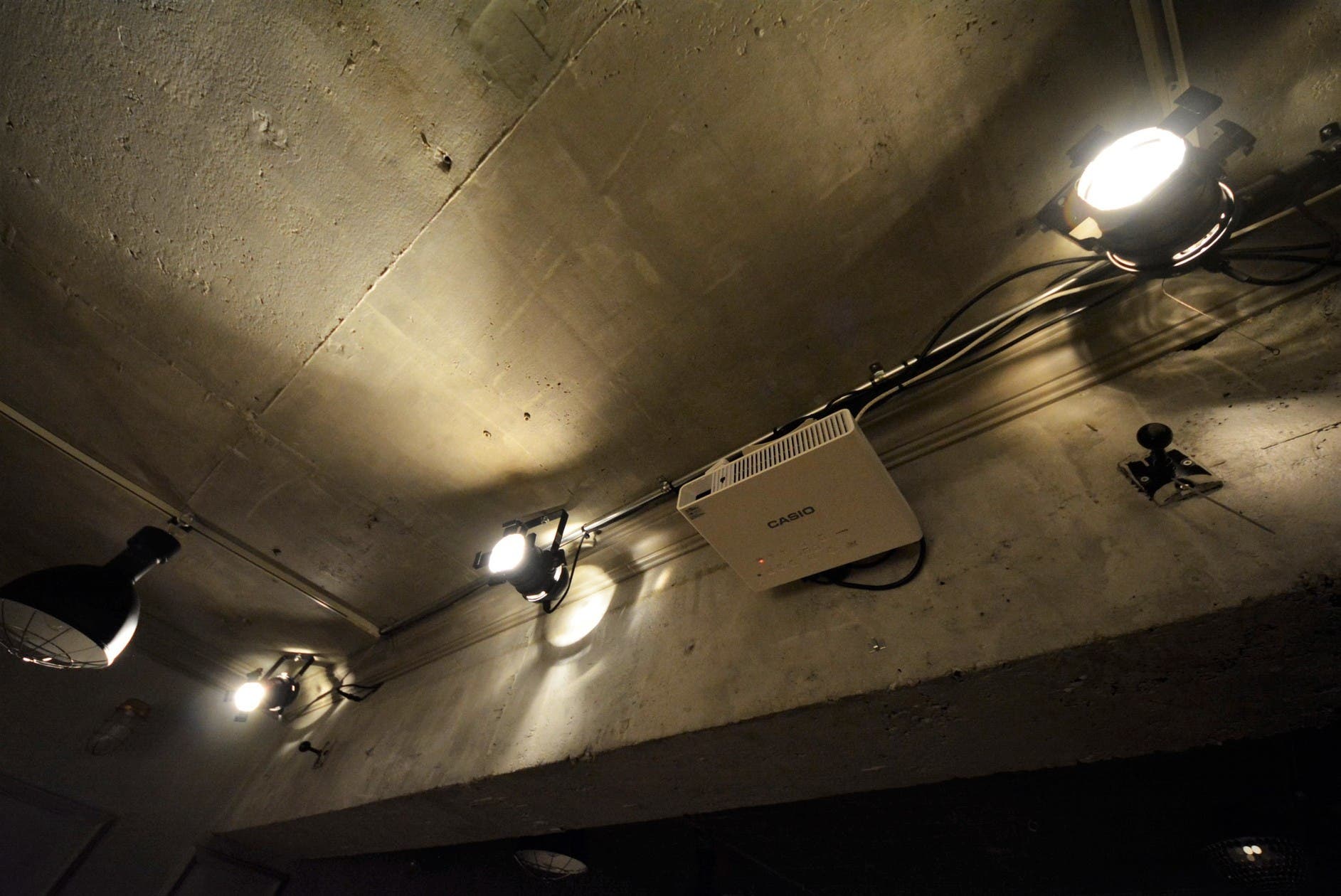 プロジェクター＆スクリーンの画像1