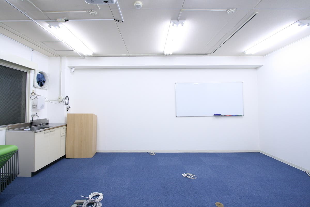 【渋谷駅1分！渋谷ヒカリエ隣！23名】プロジェクター・ホワイトボード・WiFi全て無料！土足可！ふれあい貸し会議室 渋谷No27の写真23