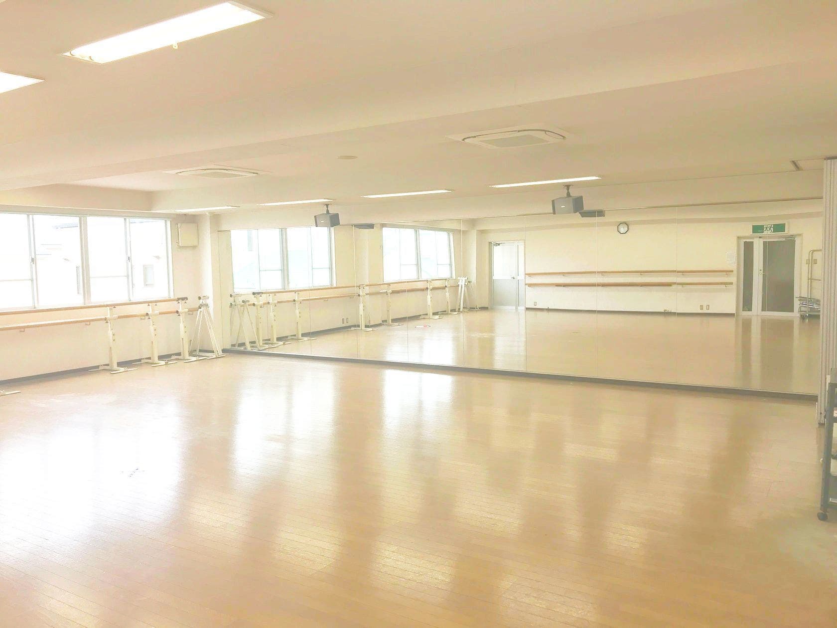 柏市のレンタルダンススタジオ 広々10m×10mで前面ミラー、採光抜群です！の写真1