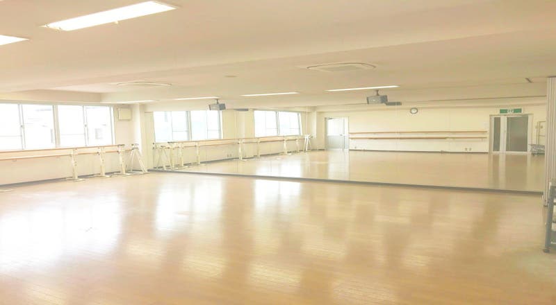柏市のレンタルダンススタジオ 広々10m×10mで前面ミラー、採光抜群です！