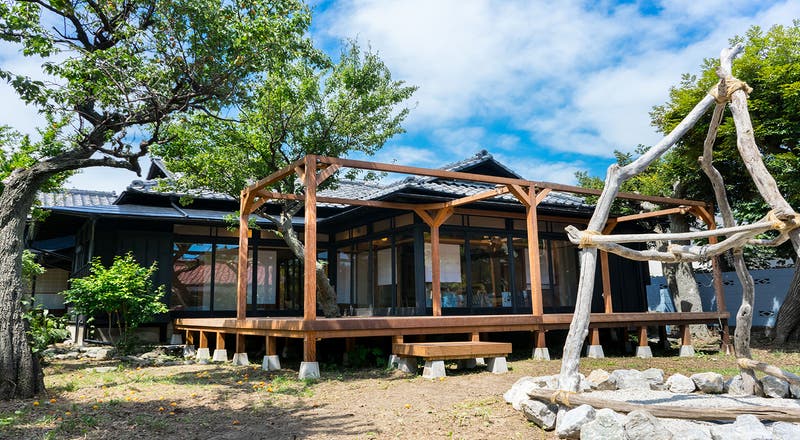 葉山 森戸海岸徒歩3分🌅 デッキ付日本家屋約150平米・庭付き200坪超・プロ仕様キッチン・ケータリング・BBQオプションあり