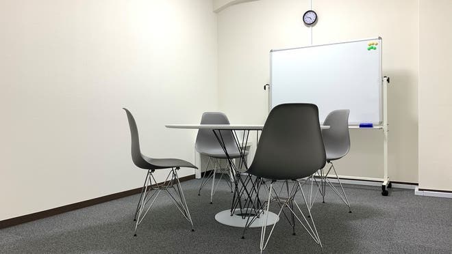 日本橋駅徒歩1分の利便性。低価格&完全個室の会議室。イームズチェアでシンプルモダン。テレワーク、面接、自習室、撮影、娯楽室♬の写真1