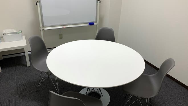 日本橋駅徒歩1分の利便性。低価格&完全個室の会議室。イームズチェアでシンプルモダン。テレワーク、面接、自習室、撮影、娯楽室♬の写真2