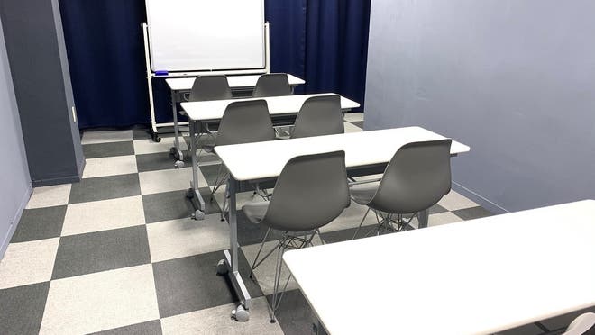 日本橋駅徒歩1分の利便性。低価格で換気ができる完全個室の会議室。定員15名。テーブルレイアウト変更可。セミナー、勉強会、娯楽室♬の写真3