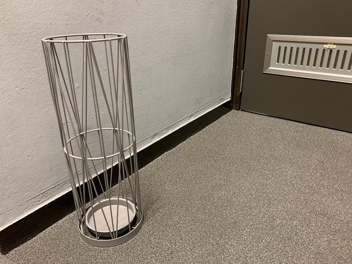 日本橋駅徒歩１分の利便性。低価格で換気ができる完全個室の会議室。定員15名。テーブルレイアウト変更可。セミナー、勉強会、娯楽室♬の写真11