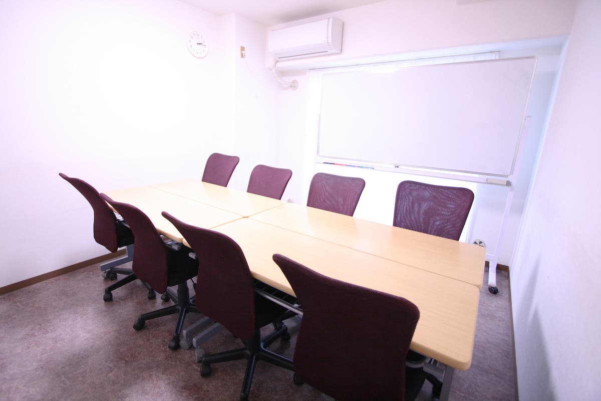 【池袋駅東口3分！9名利用可！】完全個室！綺麗な室内！ホワイトボード完備！コモンズ会議室 池袋東口２の写真1