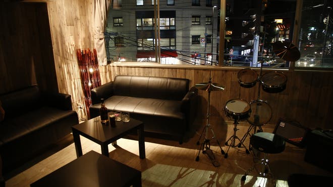 換気可!!【 中野駅 徒歩4分】自然光豊かな明るい木目調のバーカウンター付きスペース♪《即お返事いたします》の写真5