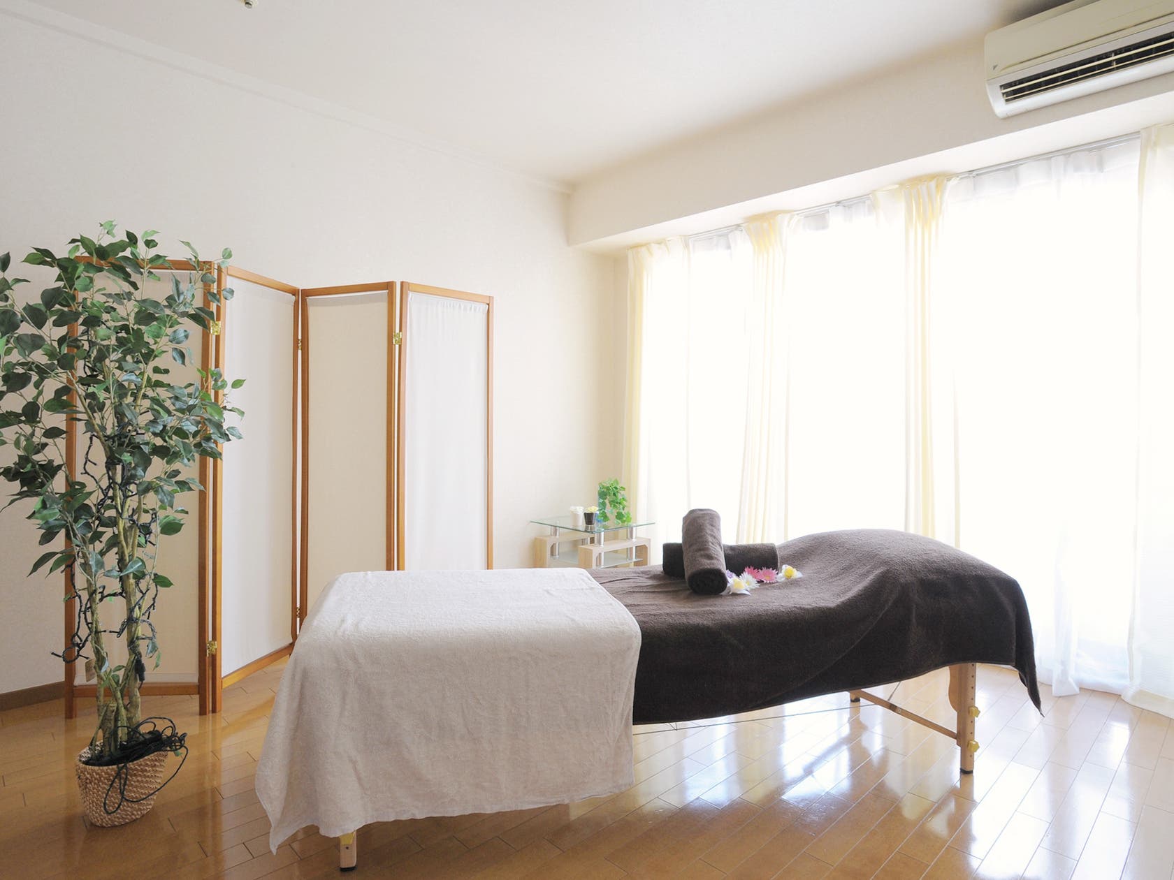 【人気】南森町駅１分✨大阪駅から１駅✨完全個室14帖の広々サロン✨施術ベッド4台まで対応✨講座・練習・体験会にも！の写真9