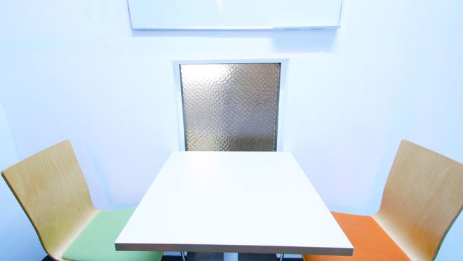 【品川駅徒歩3分!】3名様までの個室利用に!WiFi・モニター完備!エレベーターあり!土足OK!ふれあい貸し会議室 品川No24の写真1