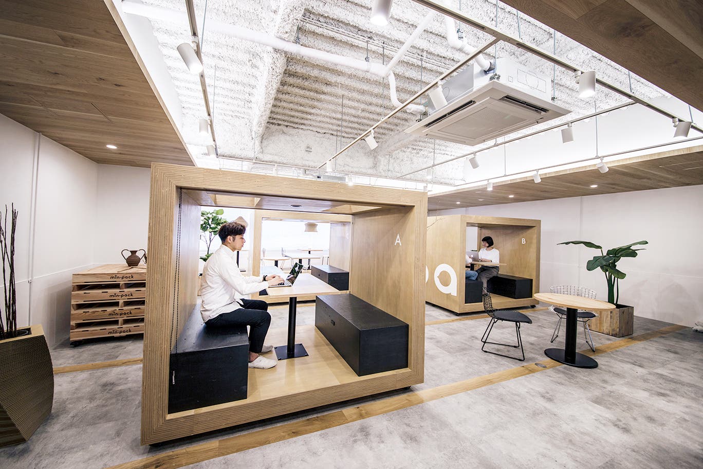 ［Personal Box D］最大4名様までご利用可能な半個室スペース。テレワークやミーティング、勉強などにも最適です。の写真3