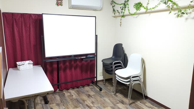 ≪ルームA≫小規模面接、女子会やパーティ!鍋パ、タコパ等調理可、ボードゲームパーティーゲーム充実なレンタルスペースの写真1