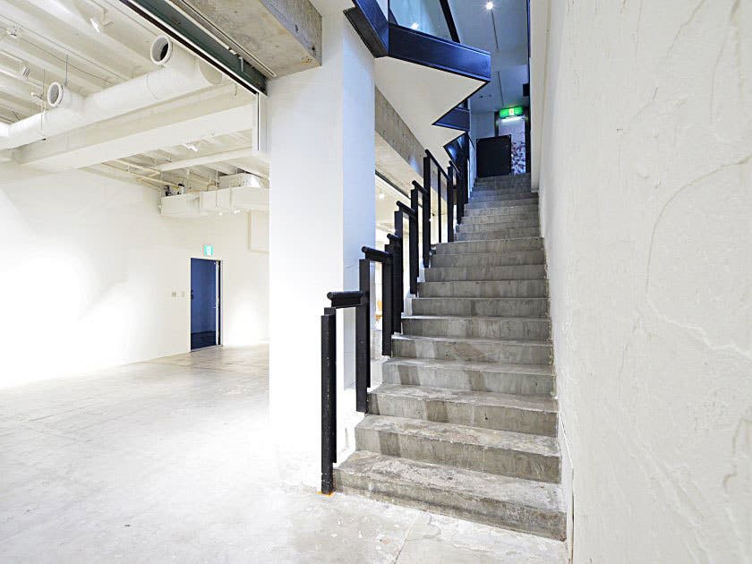 【B1F-B101】天井高約4mの開放感あふれる空間のスタジオ。心斎橋駅、本町駅すぐのレンタルスペース。【大阪市中央区】の写真4
