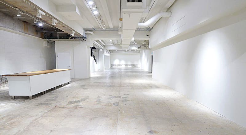 【B1F-B101】天井高約4mの開放感あふれる空間のスタジオ。心斎橋駅、本町駅すぐのレンタルスペース。【大阪市中央区】