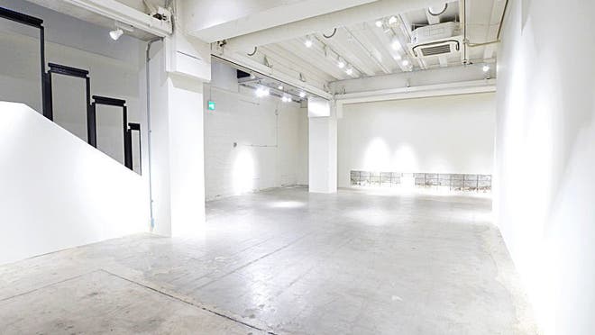 【B1F-ワンフロア】吹き抜け部分約7mの開放感あふれる空間のスタジオ。心斎橋駅、本町駅すぐのレンタルスペース。【大阪市中央区】の写真1