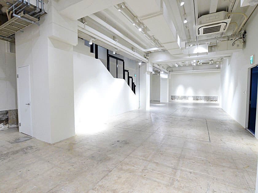 【B1F-ワンフロア】吹き抜け部分約7mの開放感あふれる空間のスタジオ。心斎橋駅、本町駅すぐのレンタルスペース。【大阪市中央区】の写真9
