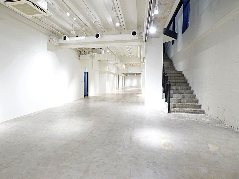 【B1F-ワンフロア】吹き抜け部分約7mの開放感あふれる空間のスタジオ。心斎橋駅、本町駅すぐのレンタルスペース。【大阪市中央区】の写真4