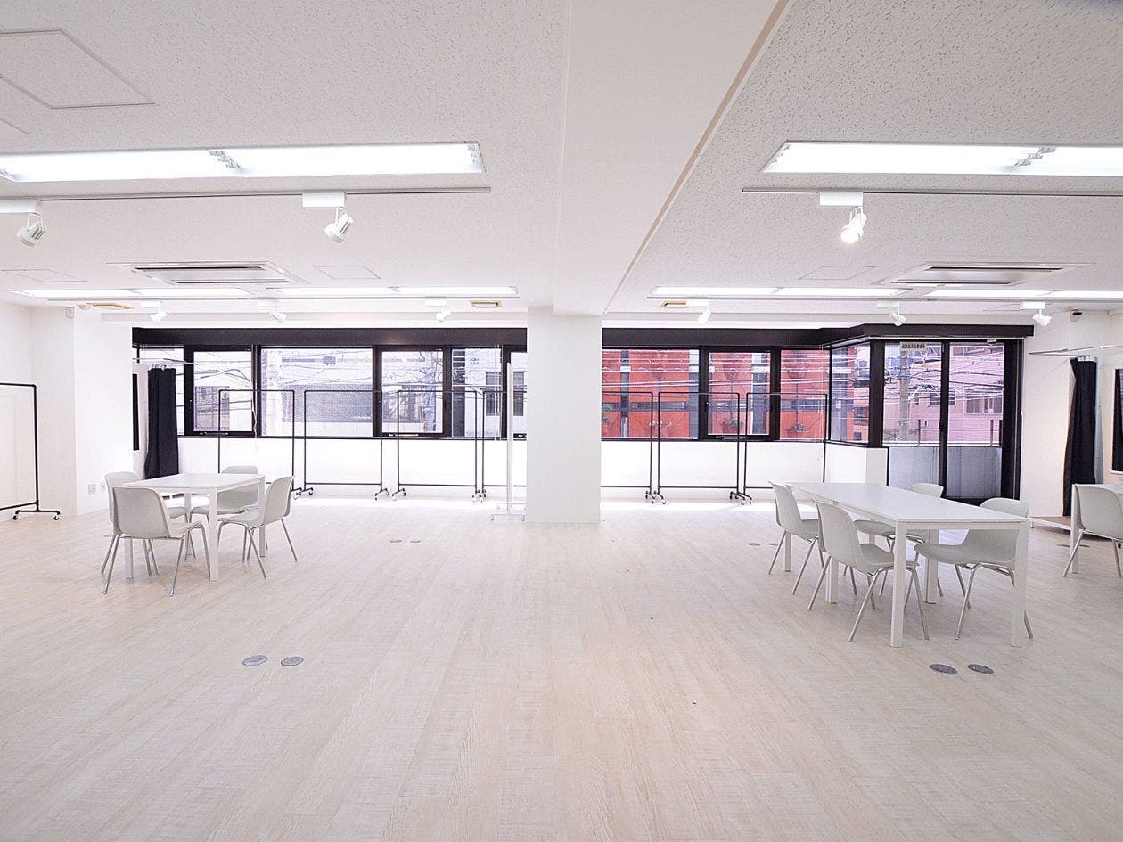 【2F-ワンフロア】南向きの窓から自然光がたっぷり差し込む、日当たり良好の明るい撮影スタジオ。【大阪市中央区】の写真4