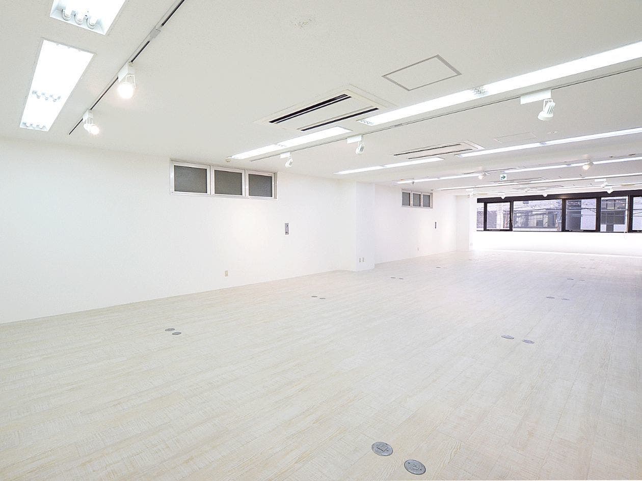 【2F-ワンフロア】南向きの窓から自然光がたっぷり差し込む、日当たり良好の明るい撮影スタジオ。【大阪市中央区】の写真2