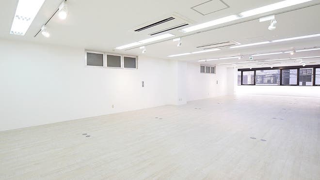 【2F-ワンフロア】南向きの窓から自然光がたっぷり差し込む、日当たり良好の明るい撮影スタジオ。【大阪市中央区】の写真2