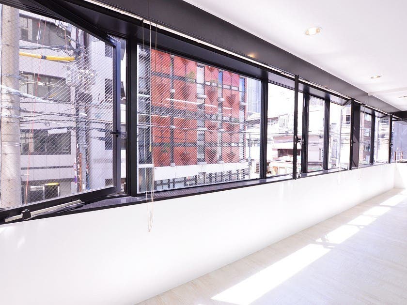 【2F-ワンフロア】南向きの窓から自然光がたっぷり差し込む、日当たり良好の明るい撮影スタジオ。【大阪市中央区】の写真1