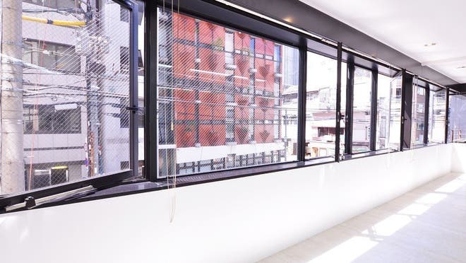 【2F-ワンフロア】南向きの窓から自然光がたっぷり差し込む、日当たり良好の明るい撮影スタジオ。【大阪市中央区】の写真1