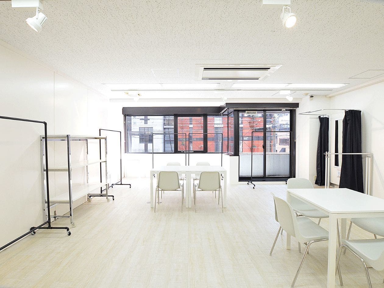【2F-201】南向きの窓から自然光がたっぷり差し込む、日当たり良好の明るい撮影スタジオ。【大阪市中央区】の写真4
