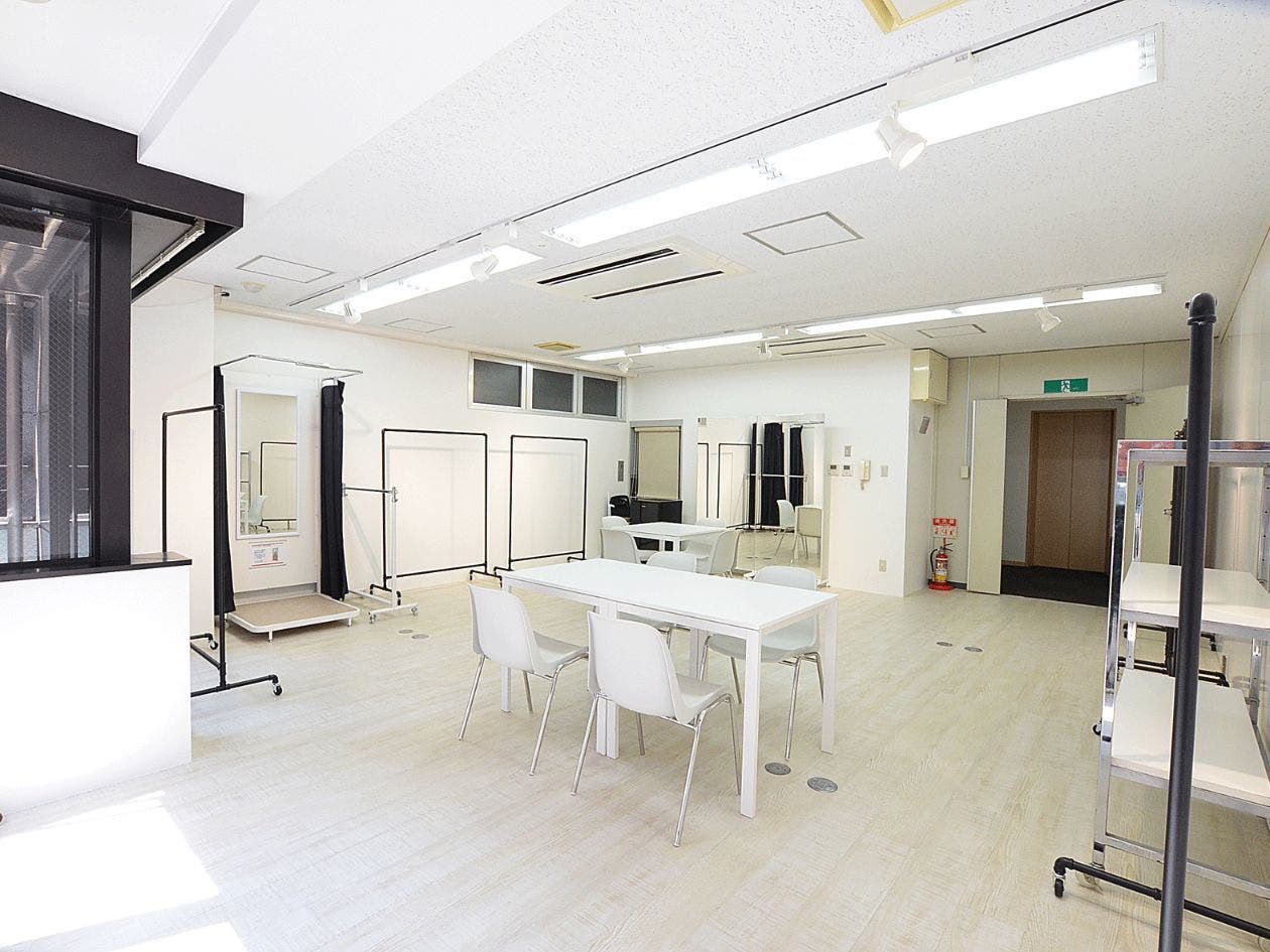 【2F-201】南向きの窓から自然光がたっぷり差し込む、日当たり良好の明るい撮影スタジオ。【大阪市中央区】の写真5