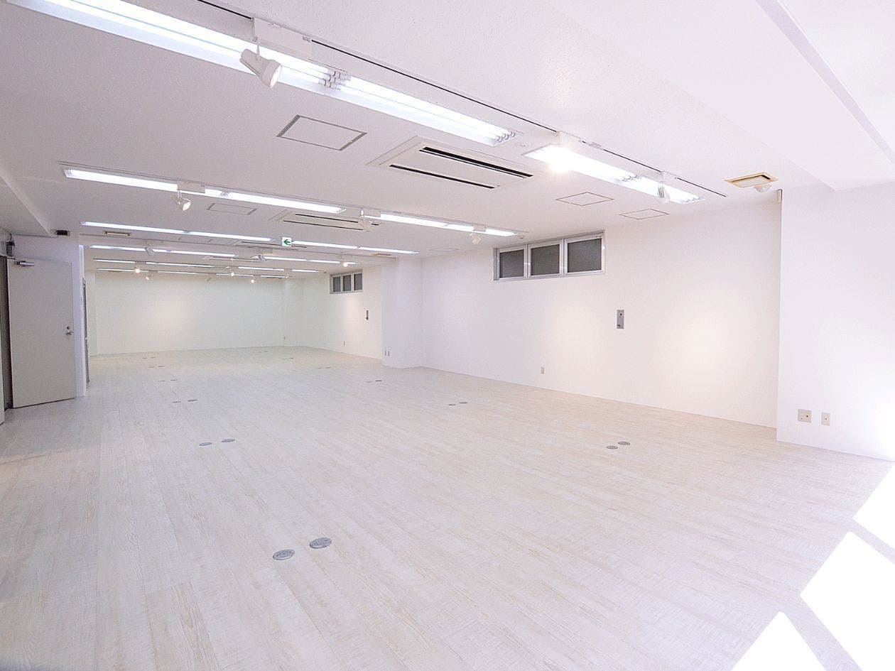 【2F-202】南向きの窓から自然光がたっぷり差し込む、日当たり良好の明るい撮影スタジオ。【大阪市中央区】の写真4