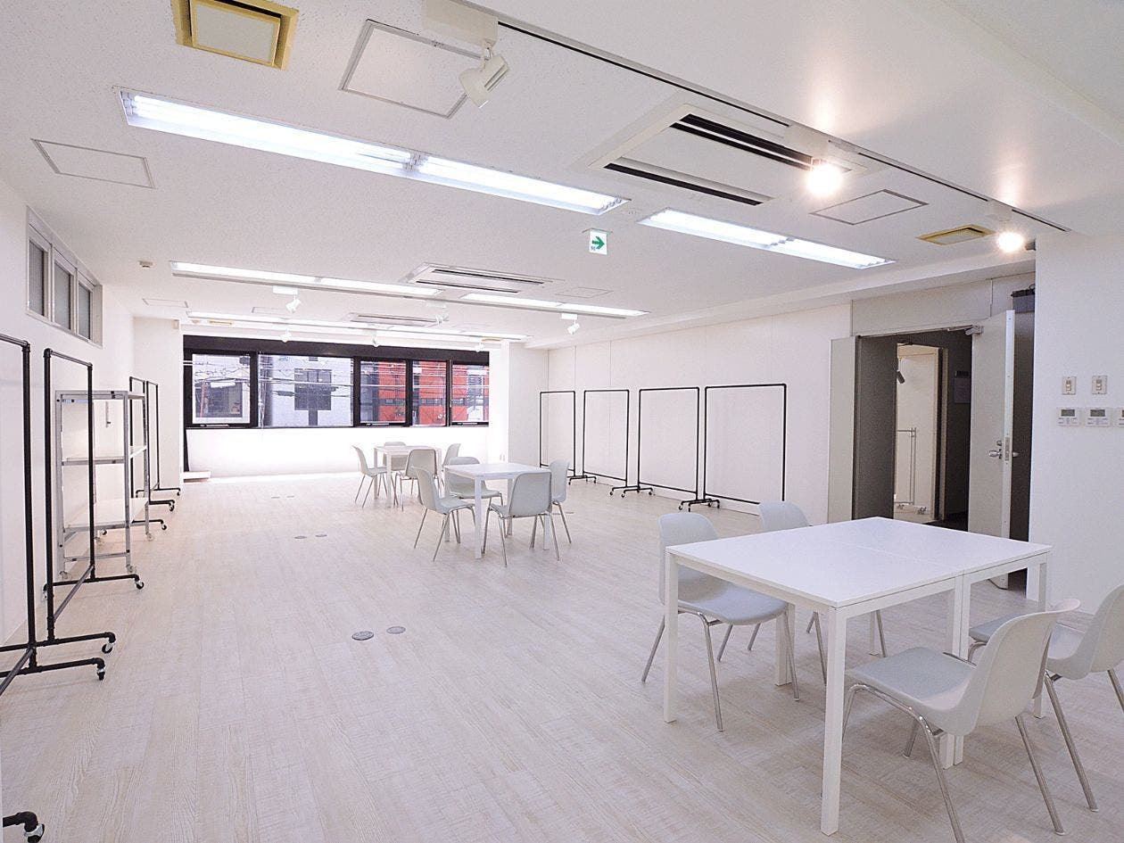 【2F-202】南向きの窓から自然光がたっぷり差し込む、日当たり良好の明るい撮影スタジオ。【大阪市中央区】の写真5