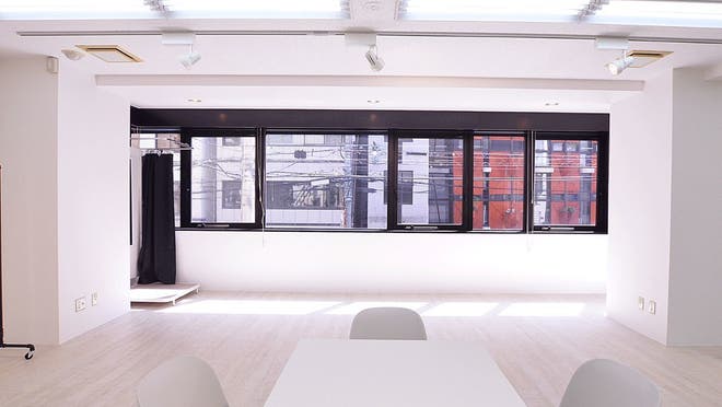 【2F-202】南向きの窓から自然光がたっぷり差し込む、日当たり良好の明るい撮影スタジオ。【大阪市中央区】の写真2