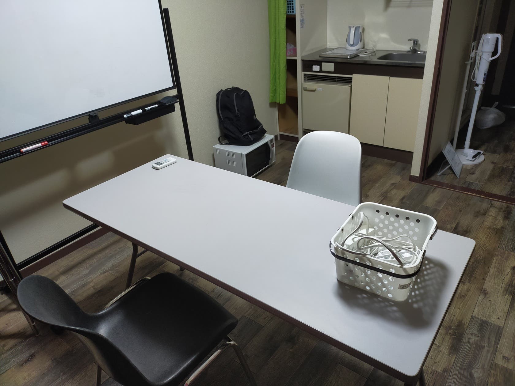 ≪ルームA≫小規模面接、女子会やパーティ！鍋パ、タコパ等調理可、ボードゲームパーティーゲーム充実なレンタルスペースの写真8