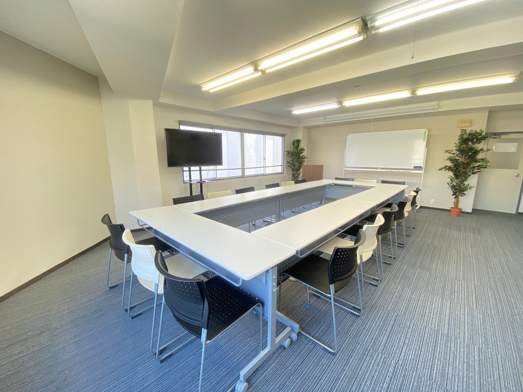 🎯新大阪駅徒歩1分🎯【インボイス対応で経費も安心】🌈隣に控室用意可能(要予約)🌈追加料金不要🌈◆お気軽会議室新大阪terra◆の写真1