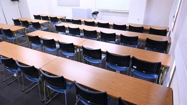 【池袋駅】レイアウト自在!様々なレイアウトに対応可。正方形の綺麗な形(RoomA:36名)の写真1