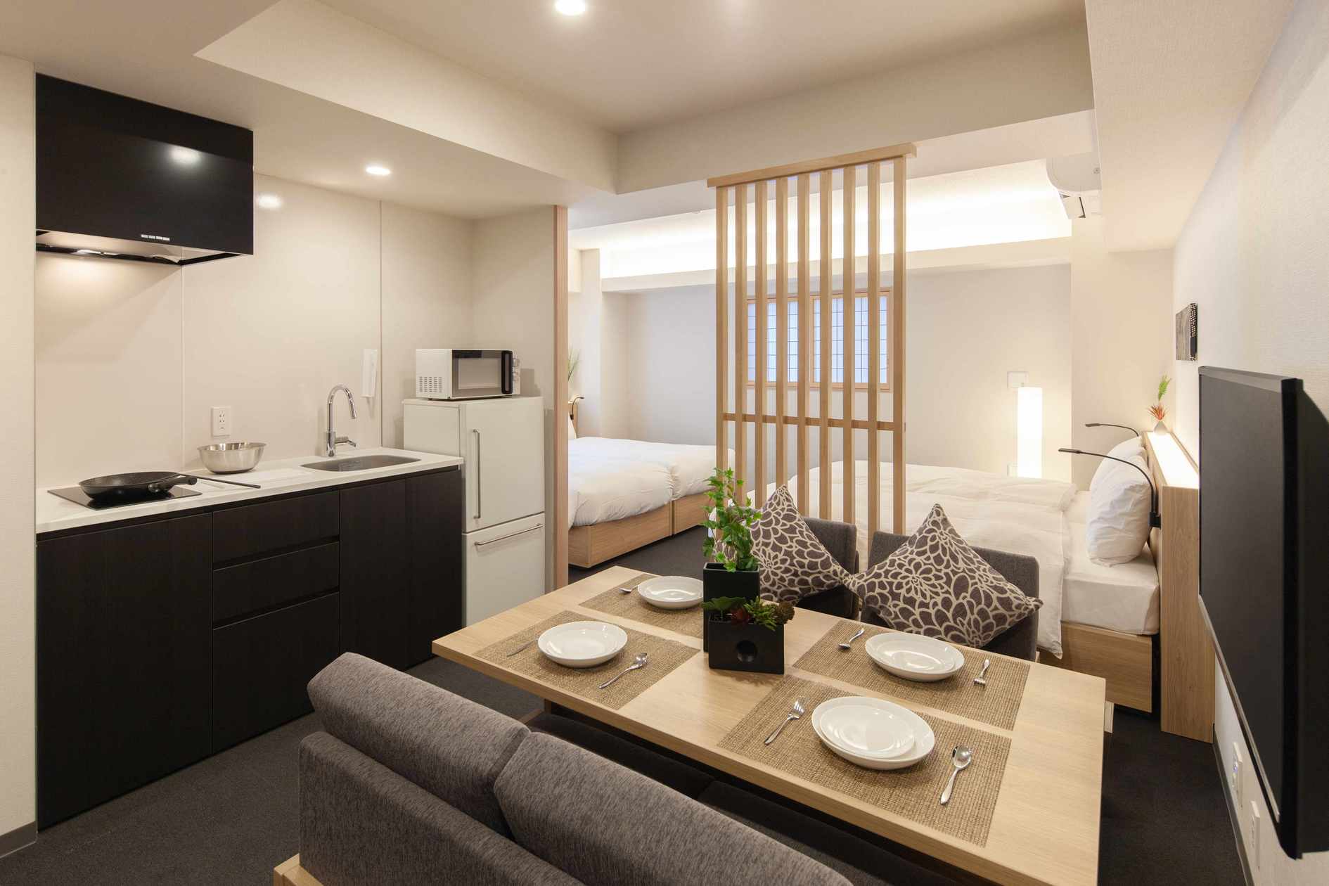 【スタッフ常駐】広めのダイニングスペースでお食事を楽しめます/最大４名/パーティー/清掃スタッフが毎回清掃の写真1