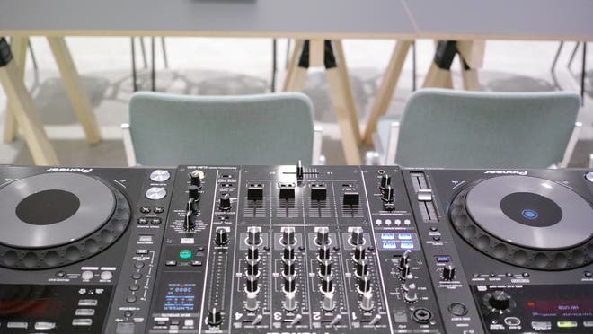 【横浜みなとみらい】BOOTH/DJや動画・音声収録、ミーティングにどうぞ!音響機材・吸音設備完備。控室などとしてもご利用可能。の写真3