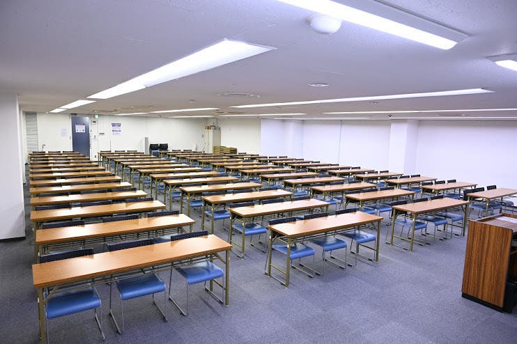 アクセス良好！最大148名収容の広々大会議室！！の写真2