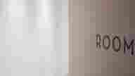【横浜みなとみらい】ROOM/8名収容。スタイリッシュなミーティングスペース。控室としてもご利用可能。の写真2