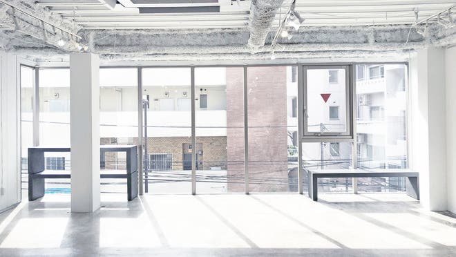 渋谷OZstudioガラス張りの白い空間の写真1