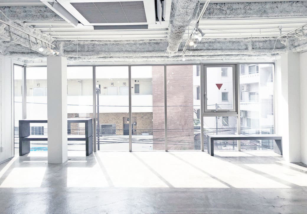 渋谷OZstudioガラス張りの白い空間の写真2