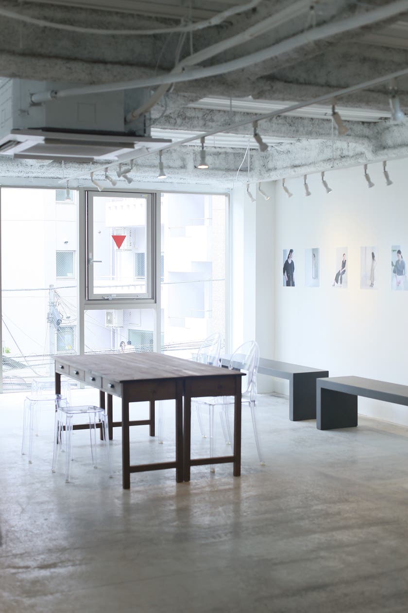 渋谷OZstudioガラス張りの白い空間の写真5