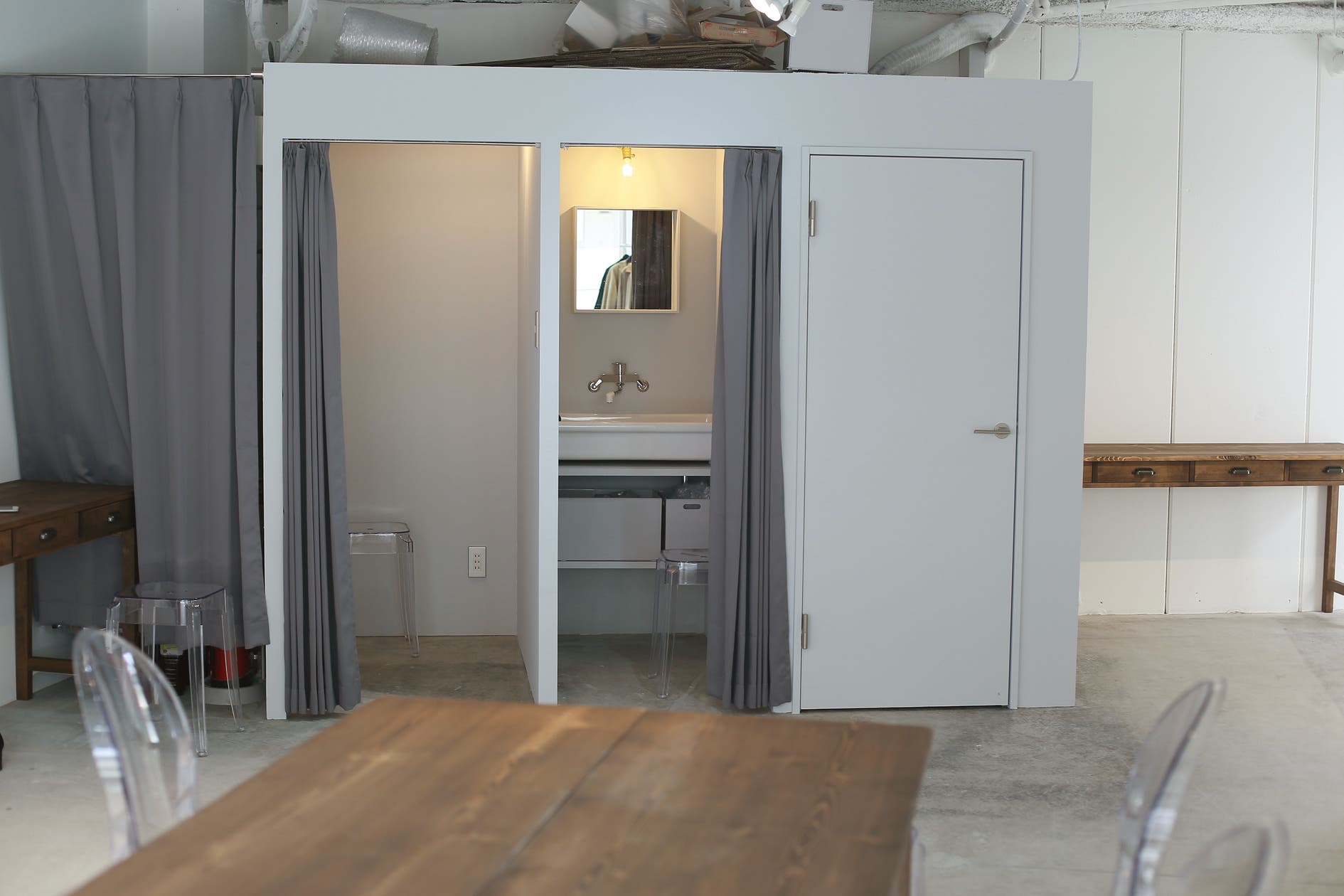 渋谷OZstudioガラス張りの白い空間の写真9